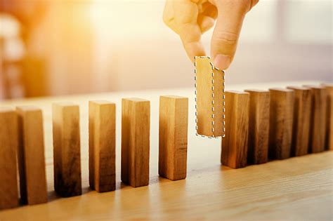 남자 손은 많은 나무 블록에서 나무 블록 중 하나를 선택합니다다른 것들 중에서 올바른 선택을 선택하는 비즈니스 개념 계획 위험 및 전략 사업가 도박 선택적 초점 빈티지 색상