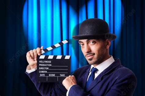 커튼 배경에 영화 클래퍼를 가진 남자 사진 및 무료 다운로드를위한 그림 Pngtree