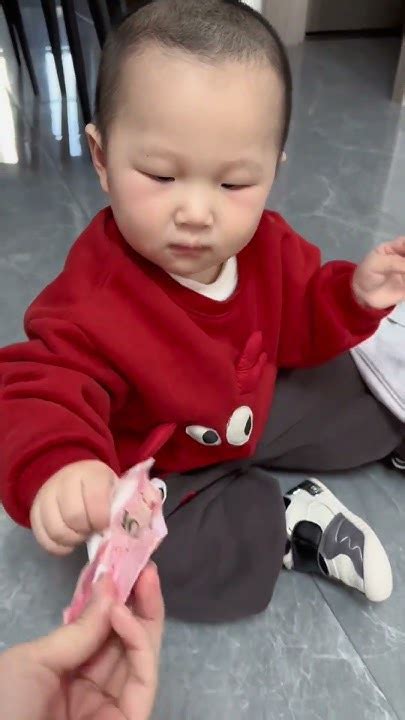 爸爸不在家！儿子偷偷把他的私房钱偷出来给妈妈！还让妈妈拿平底锅揍爸爸！shorts萌娃搞笑 Youtube