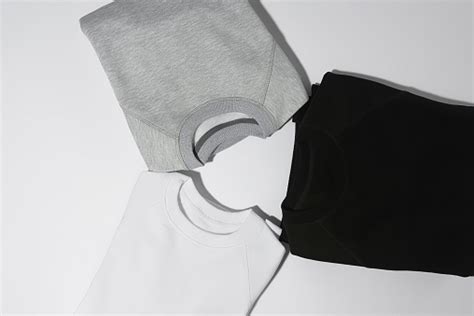 흰색 배경 위에 고립 된 원에 배치 된 3 개의 완벽하게 접힌 흑백 스웨트 셔츠 회색 흑백 0명에 대한 스톡 사진 및 기타 이미지 Istock
