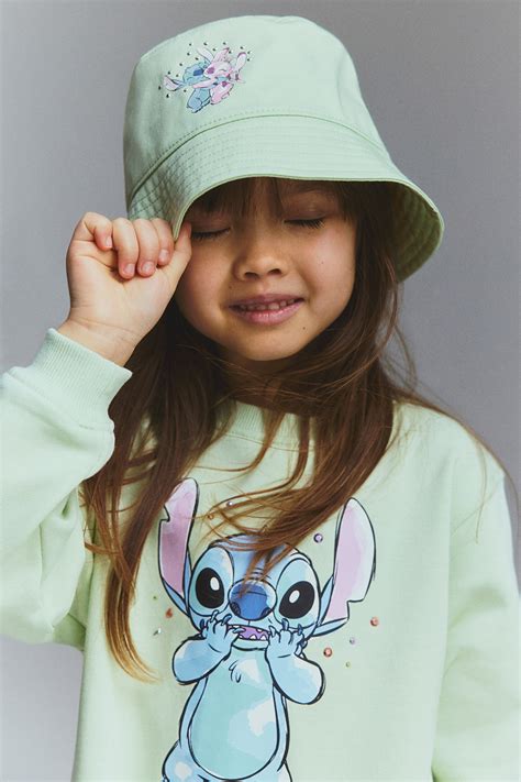 Шапка с принтиран мотив Светлозелен Лило и Стич ДЕЦА Handm Bg