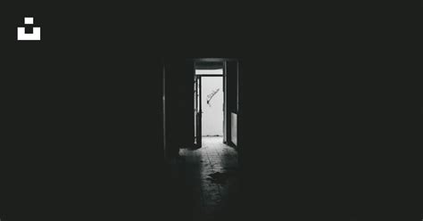 빛이 들어오는 어두운 방의 열린 문 사진 Unsplash의 무료 회색 이미지