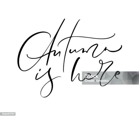 가을은 여기에 흰색 배경에 고립 된 레터링 서 예 텍스트입니다 손으로 그린 벡터 일러스트입니다 흑백 포스터 디자인 요소 10월에 대한 스톡 벡터 아트 및 기타 이미지