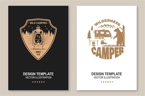 행복한 캠핑 벡터 셔츠 또는 엠블럼 인쇄 스탬프 또는 티에 대한 개념 전단지 브로셔 배너 캠핑 트레일러 곰 모닥불 및 숲 실루엣포스터 디자인 등산화에 대한 스톡 벡터 아트