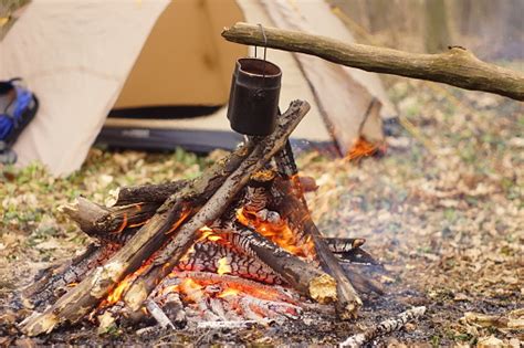 배경에 텐트와 캠프 파이어에 관광 주전자 화재에 대 한 막대기로 손을 가정 주방에 대한 스톡 사진 및 기타 이미지 가정 주방 가정의 방 관광 Istock