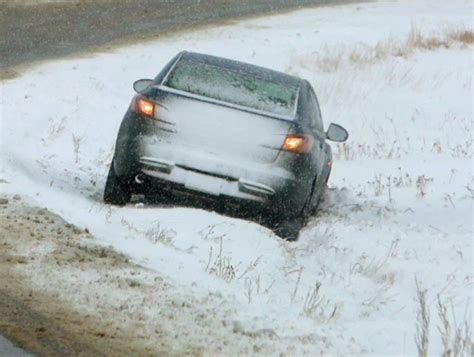 Цасан суусан таван автомашиныг татан гаргалаа