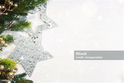 눈송이와 크리스마스 배경 인사말 카드 기쁜 성 탄과 새 해 복 많이 받으세요 0명에 대한 스톡 사진 및 기타 이미지 0명 겨울 계절 Istock