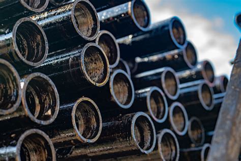 오일 리그 파이프 갑판에 드릴 파이프 석유 및 가스 산업 유전에서 오일 펌프 잭의 작업 0명에 대한 스톡 사진 및 기타 이미지