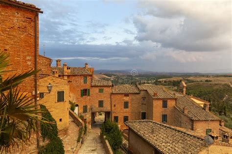 Casas De Piedra Tradicionales En La Ciudad Italiana De Chiusure Imagen