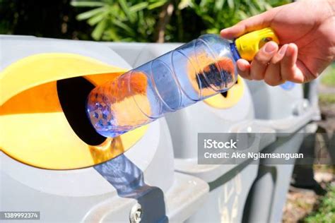 페트 병은 탱크에 넣어 폐기 하십시오 쓰레기통에 쓰레기를 버리는 사람은 쓰레기와 같이 버릴 수 있는 별도의 쓰레기로 쓰레기에 대한 스톡 사진 및 기타 이미지 Istock