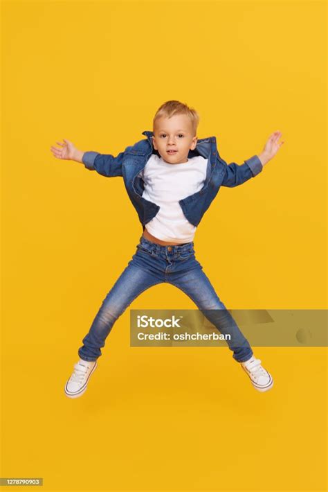노란 배경에 고립 된 기쁨을 위해 점프 흥분 어린 아이 소년의 전체 길이 초상화 개념에 대한 스톡 사진 및 기타 이미지 개념 공휴일 귀여운 Istock