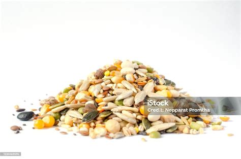 건강하거나 깨끗한 식품 및 농산물 컨셉을 위해 흰색 배경에 다양한 종류의 천연 유기농 시리얼과 곡물 씨앗 더미를 폐쇄했습니다 갈색에 대한 스톡 사진 및 기타 이미지 Istock