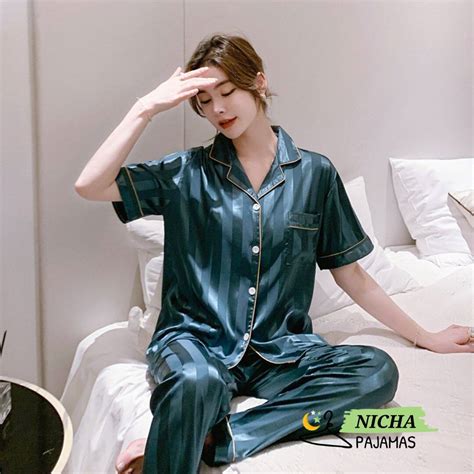 พร้อมส่ง M021 ชุดนอนผู้ชายผู้หญิง แขนสั้น ขายาว สีเขียว ลายทาง ผ้าซาติน Nichapajamas ชุดนอนชาย