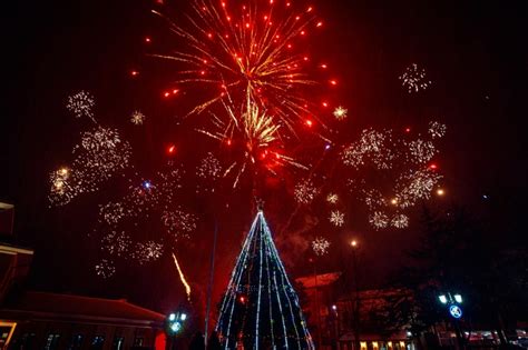Запалиха светлините на елхата в Оряхово снимки