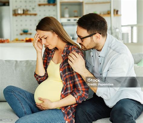 여자 임신 한 부부 남자 임신 가족 어머니 사랑 아버지 고통 복통 아픈 아픈 두통 남편 아기 아내 배꼽 임산부 부모 20 29