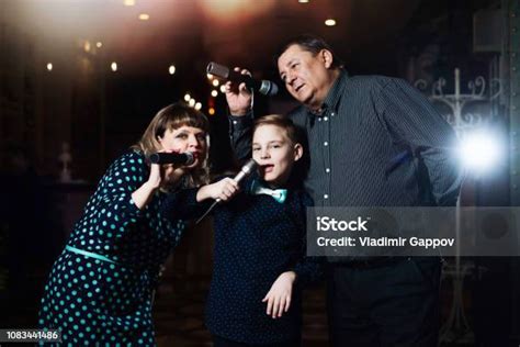가족 노래방입니다 마이크에 노래 하는 행복 한 가족의 초상화 가수에 대한 스톡 사진 및 기타 이미지 가수 가정 생활 가정의 방 Istock