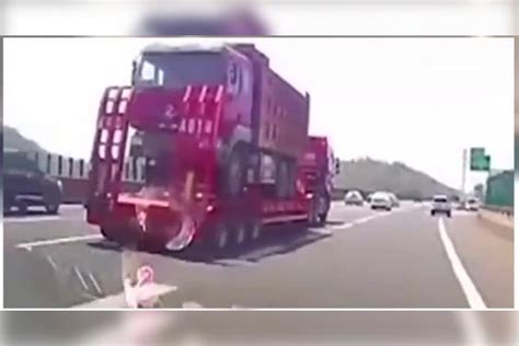 作死汽车高速上突然减速，后面大货车急刹轮胎都冒烟了