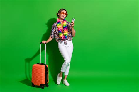 전체 크기 사진 만족 소녀 착용 인쇄 셔츠 화려한 목걸이 보류 가방 주문 스마트 폰에 택시 절연 녹색 배경 25 29세에 대한 스톡 사진 및 기타 이미지 Istock