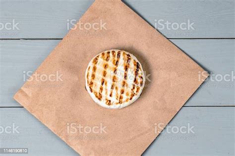 카피 스페이스를 위한 공간을 가진 양피지와 회색 나무 배경에 카망트 구이 0명에 대한 스톡 사진 및 기타 이미지 0명 굽기 로즈마리 Istock