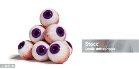 흰색 배경에 고립 된 보라색 아이리스와 현실적인 인간의 눈으로 안구 피라미드 3차원 형태에 대한 스톡 사진 및 기타 이미지 3차원 형태 검안 공 스포츠 장비 Istock