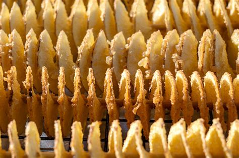 건강에 해로운 음식 감자 칩 길거리 음식 치료 튀김 지방 태국 시장에서 건강에 해로운 음식 감자 요리에 대한 스톡 사진 및 기타 이미지 Istock