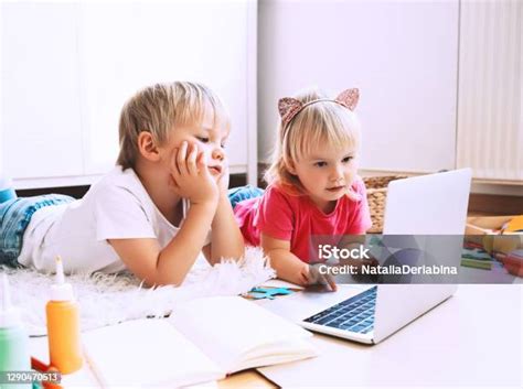 컴퓨터 온라인 기술을 사용하여 창의적 그림 그리기 또는 공예를 만드는 아이들 미취학 아동은 온라인 교육을 멀리합니다 디지털