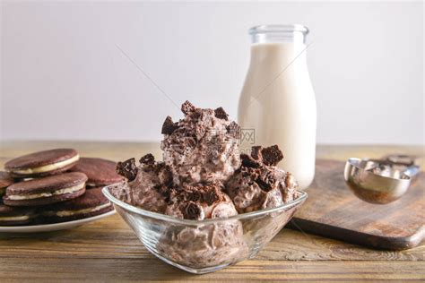 桌上有美味冰淇淋和牛奶的碗高清图片下载 正版图片503946807 摄图网