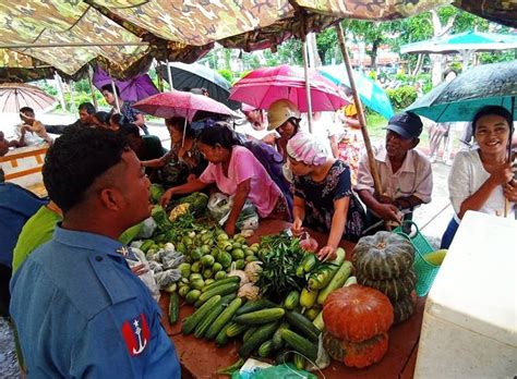 ရခိုင်ပြည်နယ်၊ စစ်တွေမြို့ရှိ မုန်တိုင်းဒဏ်သင့်ပြည်သူများအား စားသောက