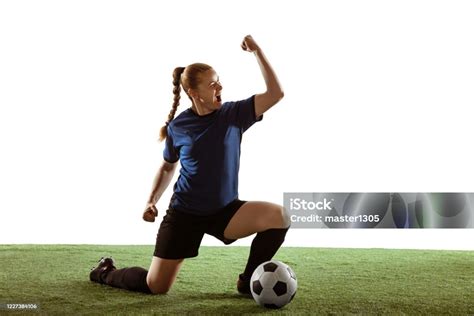 여자 축구 흰색 배경에 고립 된 밝은 표현 감정으로 승리 골을 축하하는 축구 선수 Championship에 대한 스톡 사진 및