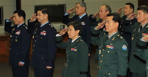 경례하는 송명순 준장