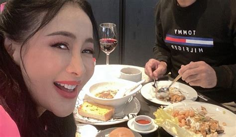 รวมรูปภาพของ จุ๊บแจง วิมลพันธ์ เปิดหมดใจ แต่งงานในวัย 54 แฟนเก่าวันนั้นสู่คู่ชีวิตวันนี้ รูป