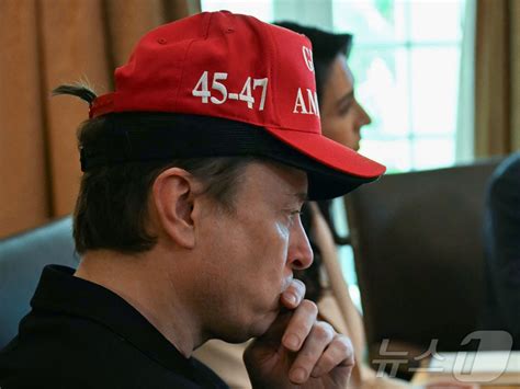 포토 검정 빨간 모자 겹쳐 쓰고 각료회의 참석한 머스크 뉴스1