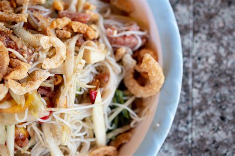 게와 발효 생선을 곁들인 파파야 샐러드는 쌀국수 돼지고기 소시지 발효 돼지고기와 섞여 있습니다 태국 음식 거리에 대한 스톡 사진 및 기타 이미지 Istock