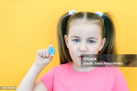 음성 치료 그녀의 손에 편지를 들고 유아 소녀 음성 치료사와 수업 고립 된 노란색 배경에 소녀 개발에 대한 스톡 사진 및 기타