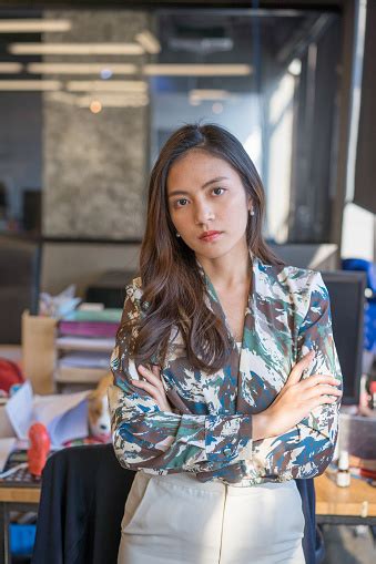 초상화 젊은 아시아 크리에이 티브 비즈니스 사람 작업 성공 프로젝트 팀 비즈니스 사람들 위 아 마르틴 캐주얼 정장 옷 작업 행복 액션 현대 공동 작업 공간 금융에 대한 스톡