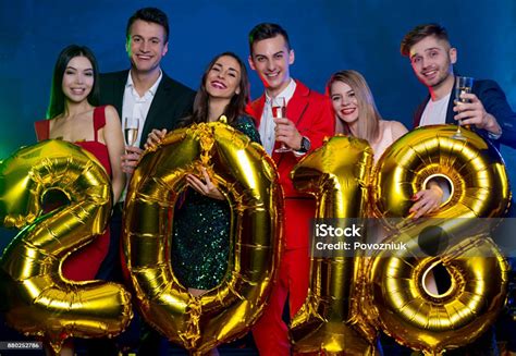 아름 다운 저녁 드레스와 의상 골드 색된 숫자를 들고와 샴페인을 함께 카메라 웃는 쾌활 한 젊은이의 그룹 12시에 대한 스톡 사진 및 기타 이미지 Istock