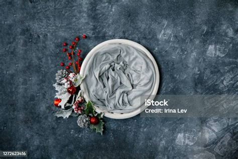 신생아 겨울 배경 다크 배경에 Christmas 붉은 열매와 눈 덮인 가지 화환라운드 크림 그릇 0명에 대한 스톡 사진 및 기타 이미지 Istock