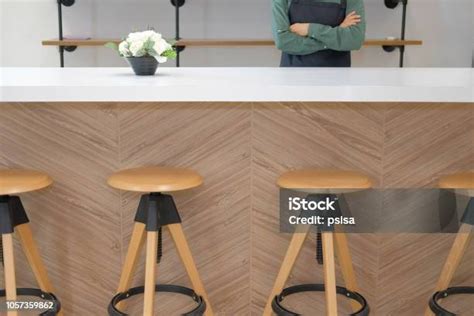 비즈니스 소유자 카페 커피숍 레스토랑 카운터 바에서 서 있는 앞치마를 입고 기업가에 대한 스톡 사진 및 기타 이미지 기업가 꽃 식물 남성 Istock