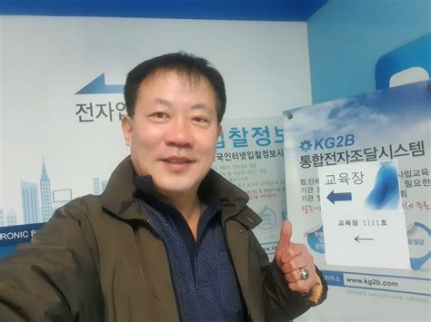 최인식 본격적인 인공지능의 시대에 변화의 물결이 찾아왔으니 나이불문 함께 배우며 융복합의 길을 걷네 지식의 섬들이 연결되어 새로운 대륙을 이루고 융복합 공부는 우리를