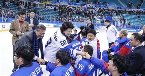 빙상장 내려가 아이스하키 선수들 격려하는 문 대통령 내외