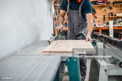 원형 톱으로 정확한 절단을 통해 나무 판자를 안내하는 현대 목수 25 29세에 대한 스톡 사진 및 기타 이미지 25 29세 건설 기계류 건설 프레임 Istock