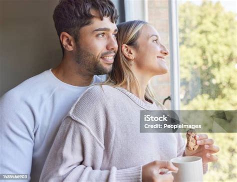 사랑 창문과 커플 포옹 주말 휴식의 결혼과 유대감 좋은 시간과 행복 로맨스 유리와 남자와 여자 포옹과 기쁨 관계 데이트 및 애정 젊은 커플에 대한 스톡 사진 및 기타 이미지