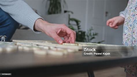 똑똑한 사랑스러운 백인 소녀 아이는 그녀의 아버지와 함께 시간을 보내는 나무 직소 퍼즐 조각을 조립하는 재미를 가지고 있습니다 2 3 살에 대한 스톡 사진 및 기타 이미지