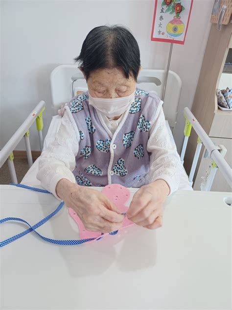 02월 22일 치매전담실1실 오전 프로그램은 끈끼우기를 진행하였습니다~ 어르신들께서 끈을 끼우시며 옛날 바느질을 생각하고 과거를 회상하며 논현글라라의집♡ Band