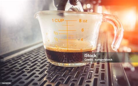 카페에서 커피를 만들기 위해 커피 머신을 사용하는 바리스타 커피 준비 서비스 컨셉 0명에 대한 스톡 사진 및 기타 이미지 0