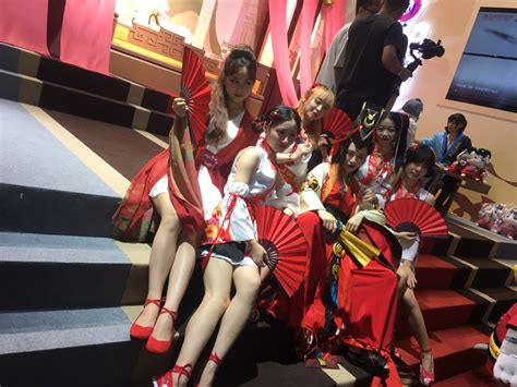 史上最幸福东方不败身边美女成群场面刺激顶不住 搜狐大视野 搜狐新闻