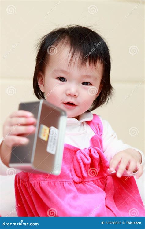 Het Meisje Geniet Van Met Ijzerblikken Stock Afbeelding Image Of Leren Ijzer