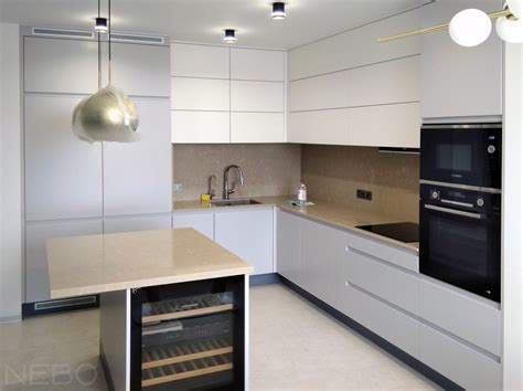 Угловая кухня с антресолями до потолка с островом на заказ в Москве