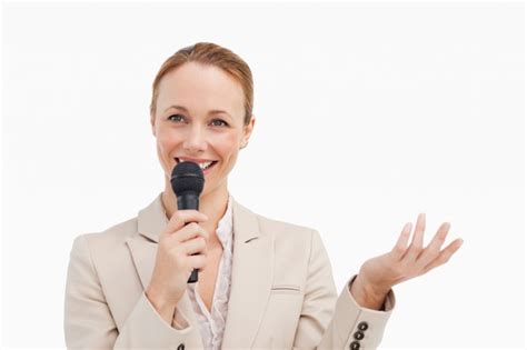 Mujer Bonita En Un Traje Hablando Con Un Micr Fono Foto Premium