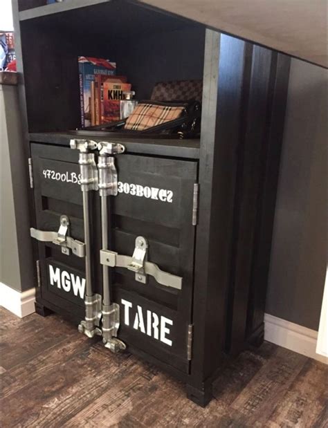 Шкаф из массива в стиле морской контейнер